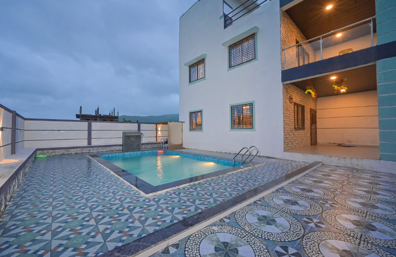 Swami Raj Villa Farmhouse with Big Lawn Private Pool And Spacious Rooms