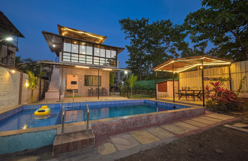 Swami Raj Villa Farmhouse with Big Lawn Private Pool And Spacious Rooms